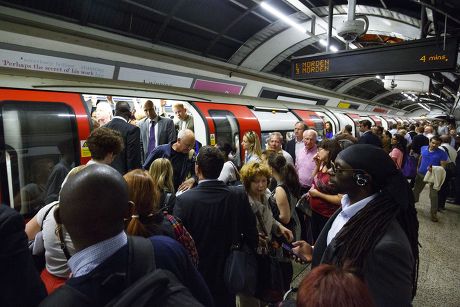 London Uk Commuters Queuing Tube Trains Editorial Stock Photo - Stock ...