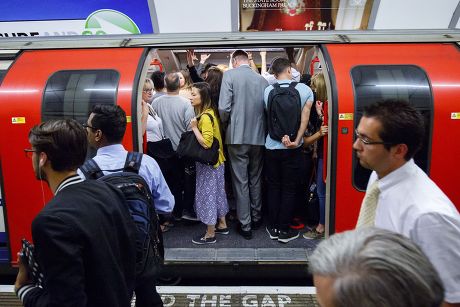 London Uk Commuters Queuing Tube Trains Editorial Stock Photo - Stock ...