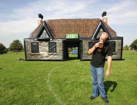 __COUNT__ INFLATABLE PUB, BRISTOL, BRITAIN - SEP 2004 Stock Pictures ...