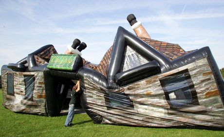 __COUNT__ INFLATABLE PUB, BRISTOL, BRITAIN - SEP 2004 Stock Pictures ...