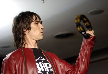 __COUNT__ IAN BROWN PERFORMING AT HMV TO PROMOTE HIS NEW ALBUM ...