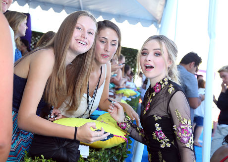 Sabrina Carpenter Fans Editorial Stock Photo - Stock Image | Shutterstock