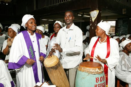 53 Congregation sings Stock Pictures, Editorial Images and Stock Photos ...