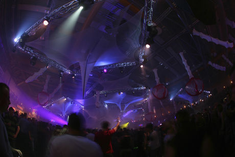 250 Large crowd dancing Stock Pictures, Editorial Images and Stock ...