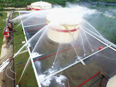 87 Fire at oil plant Stock Pictures, Editorial Images and Stock Photos ...