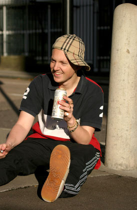 CHAV HANGING AROUND IN THE STREET, LONDON, BRITAIN - NOV 2004 Stock ...