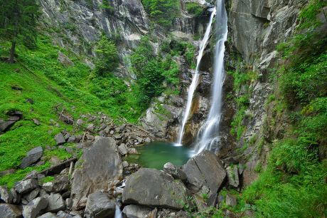 28 Falling into pond Stock Pictures, Editorial Images and Stock Photos ...