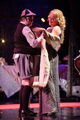 imágenes de 'The Tales of Hoffman' English Touring Opera, Britten ...