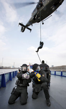 27 Helicopter rappel training Stock Pictures, Editorial Images and ...