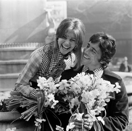 fotos de Olivia Newton John Sacha Distel 1972 Foto stock editorial ...