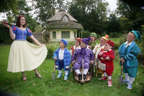 Cast Snow White Seven Dwarfs Editorial Stock Photo - Stock Image ...