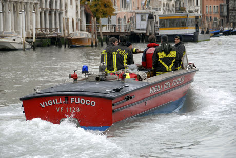 28 Fire fighter boat Stock Pictures, Editorial Images and Stock Photos ...