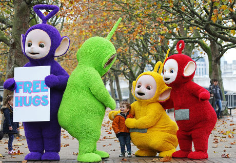 Teletubbies Greet Young Boy Free Hugs Foto stock editorial - Imagem ...