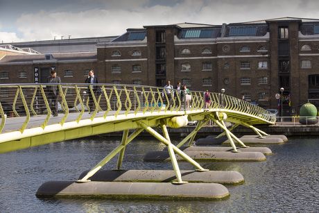 56 Pontoon bridge building Stock Pictures, Editorial Images and Stock ...