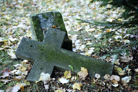 46 Crosses over graves Stock Pictures, Editorial Images and Stock ...