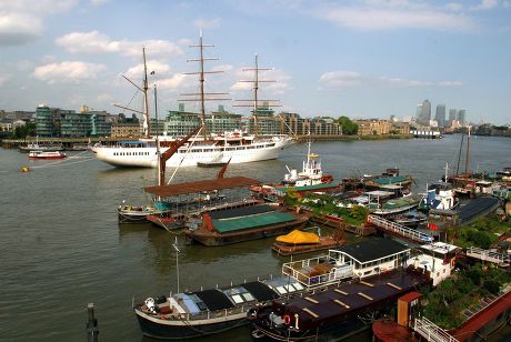 Hms Valiant Pool London Tower Bridge Editorial Stock Photo - Stock ...