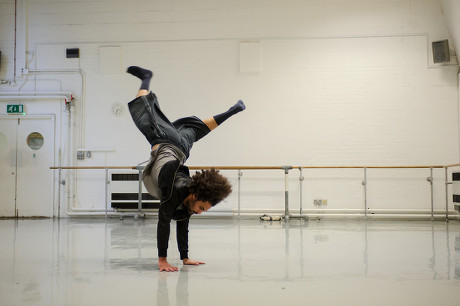 __COUNT__ imágenes de Lee Griffiths 'The Company' in the rehearsal ...
