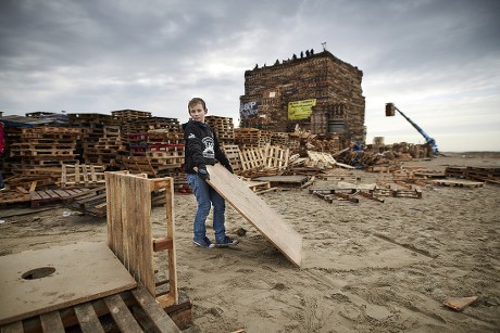 __COUNT__ Bonfire construction ahead of New Year's Eve, Duindorp ...