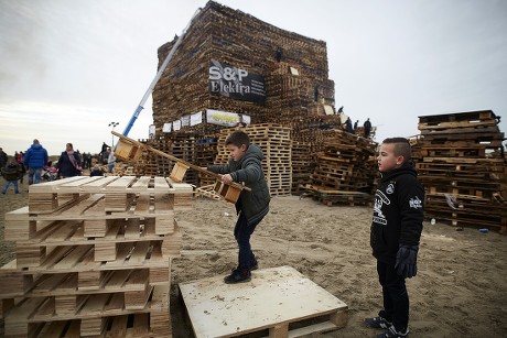Builing Yearly Traditional Bonfire Scheveningen Zuiderstrand Editorial ...