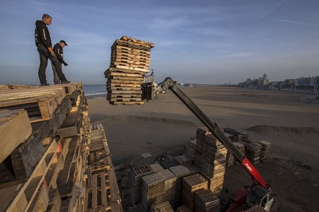 __COUNT__ New Year's Eve party bonfire construction, Scheveningen ...