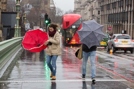 15 imágenes de Wet and windy weather, London, Britain - 03 Jan 2016 ...