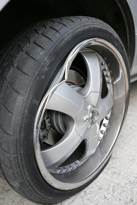 imágenes de THE RANGE ROVER OF PARIS HILTON GETS A FLAT TYRE AFTER ...