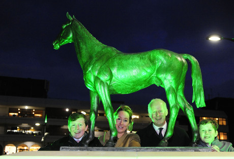 Cheltenham 16march2016 Arkle Statue Cheltenham Racecourse Editorial ...