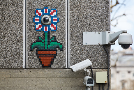 __COUNT__ New street art by French artist Invader appears around London ...