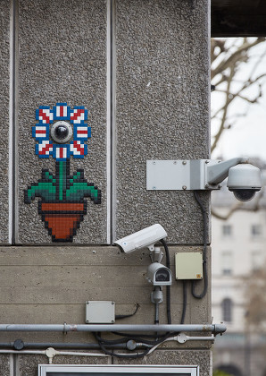 __COUNT__ New street art by French artist Invader appears around London ...