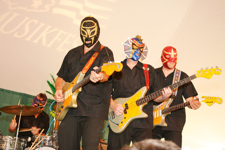 Los Straitjackets in concert, Bethlehem, Pennsylvania - 08 Aug 2010 ...