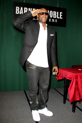 R. Kelly 'Soulacoaster: The Diary of Me' book signing, New York ...