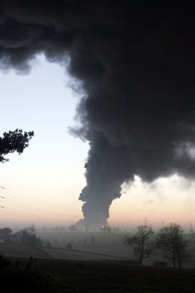 Smoke Fire Following Explosions Buncefield Fuel Editorial Stock Photo ...