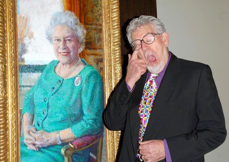 __COUNT__ ROLF HARRIS UNVEILING HIS NEW PORTRAIT OF QUEEN ELIZABETH II ...