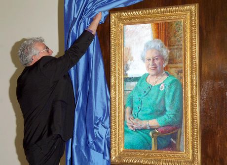 __COUNT__ ROLF HARRIS UNVEILING HIS NEW PORTRAIT OF QUEEN ELIZABETH II ...