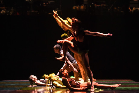 'A Linha Curva' dance choreographed by Itzik Galili, performed by ...