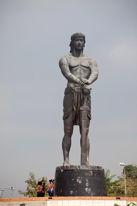 Lapu Lapu Monument Giant Statue Rizal Editorial Stock Photo - Stock ...