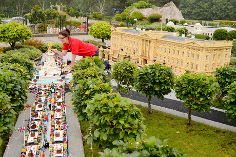 __COUNT__ The Legoland Windsor Resort throws Her Majesty The Queen a ...