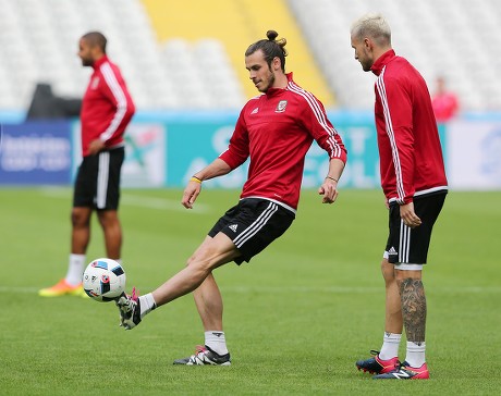 Gareth Bale Wales Shows His Thigh Editorial Stock Photo - Stock Image ...