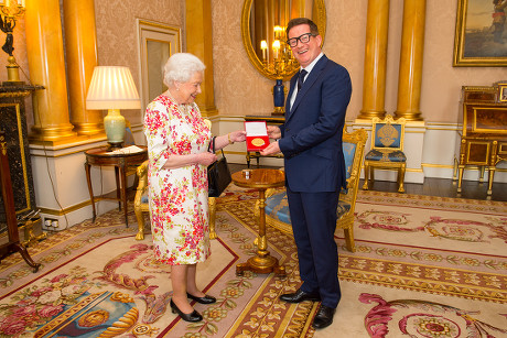 Queen Elizabeth Ii Presents Queen Elizabeth Editorial Stock Photo ...