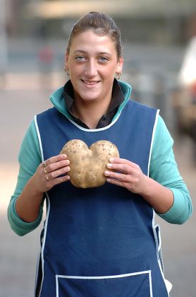__COUNT__ imágenes de STAFF AT K'S CAFE DISCOVER A HEART SHAPED POTATO ...