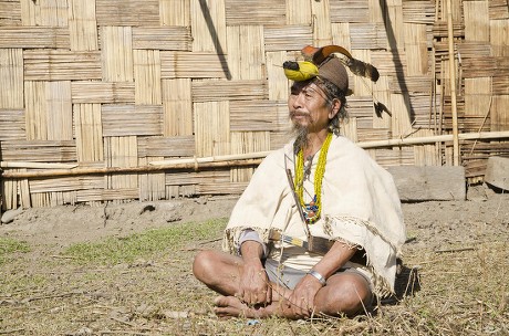 Old Man Nishi Tribe Still Wearing Redaktionelles Stockfoto – Stockbild ...