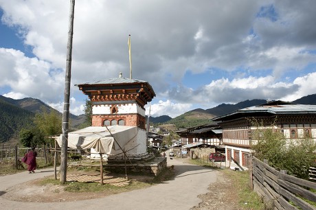 Chorten On Road Gangtey Goempa Gangteng Editorial Stock Photo - Stock ...