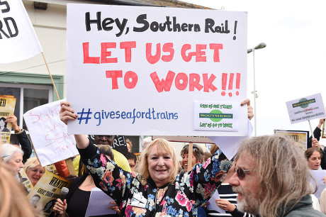 __COUNT__ imágenes de Southern Rail protest at Seaford train station ...