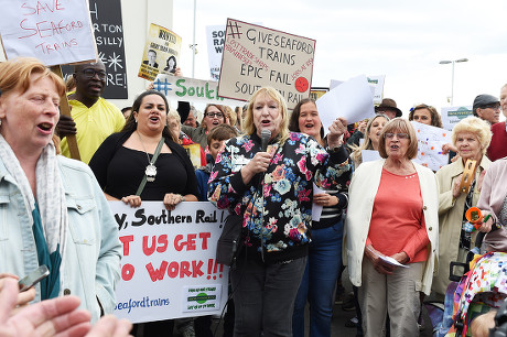 __COUNT__ imágenes de Southern Rail protest at Seaford train station ...