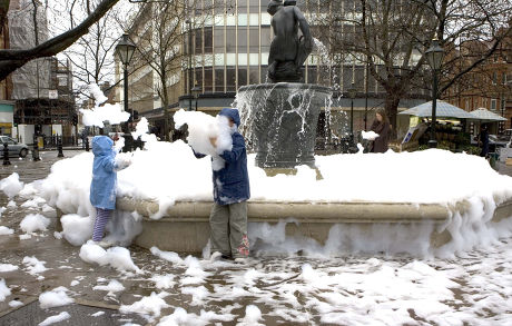 Soap Suds Filled Sloane Square Fountain Editorial Stock Photo - Stock ...