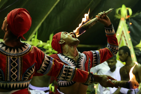 Sri Lankan Traditional Dancers Perform During Redakčních stock ...