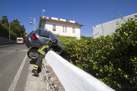 250 Crash through wall Stock Pictures, Editorial Images and Stock ...