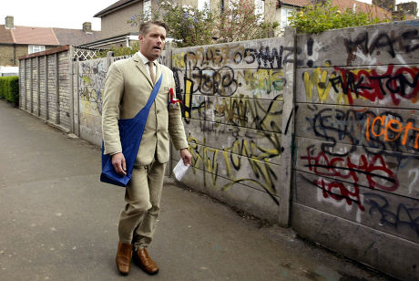 __COUNT__ BNP CANDIDATE RICHARD BARNBROOK CAMPAIGNING IN DAGENHAM ...