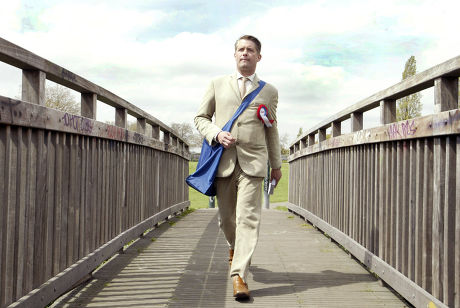 __COUNT__ BNP CANDIDATE RICHARD BARNBROOK CAMPAIGNING IN DAGENHAM ...