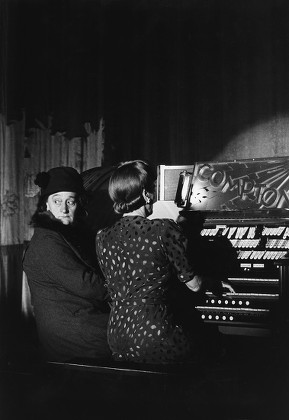 1 Cinema organs scene still malcolm mowbray Stock Pictures, Editorial ...